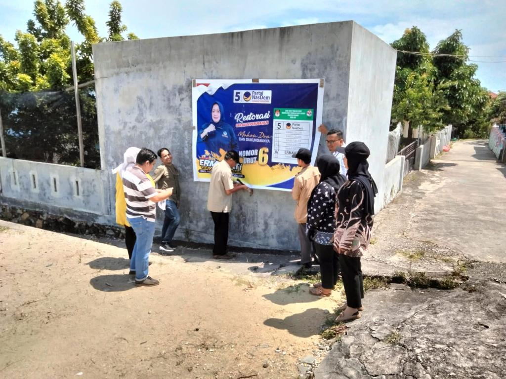 Panwascam Karimun Tertibkan Baliho Caleg Yang Melanggar Aturan - Kabarkarimun.co.id