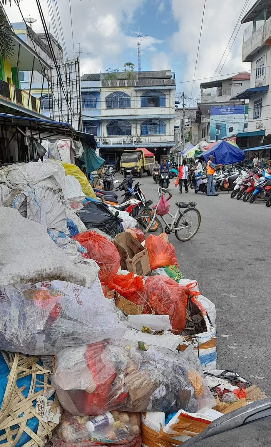 Lapor Pak Camat..! Sampah Pasar Mutiara Sudah Menumpuk Dan Bau ...